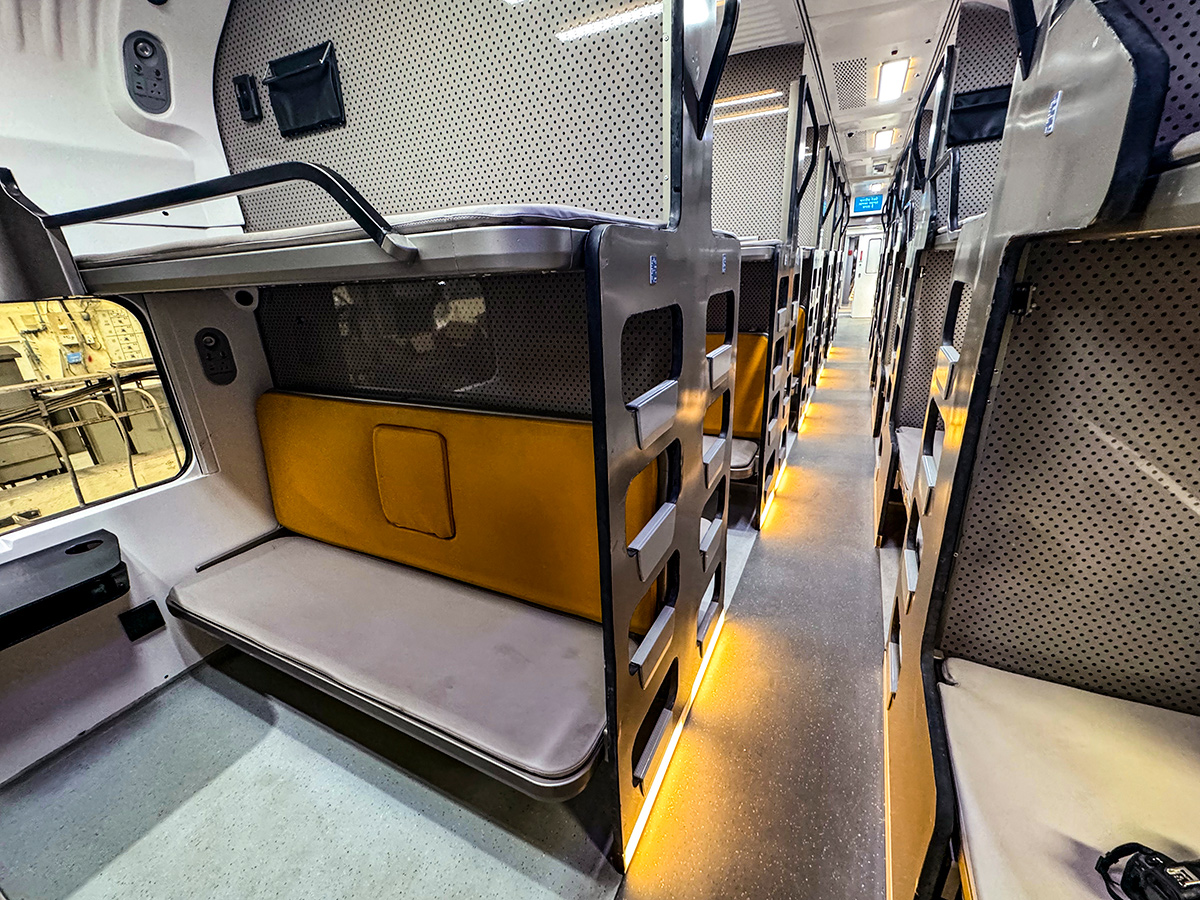 వందే భారత్ స్లీపర్ ఎక్స్‌ప్రెస్.. అట్రాక్ట్‌ చేస్తున్న ఫోటోలు | Vande Bharat train sleeper coach ...